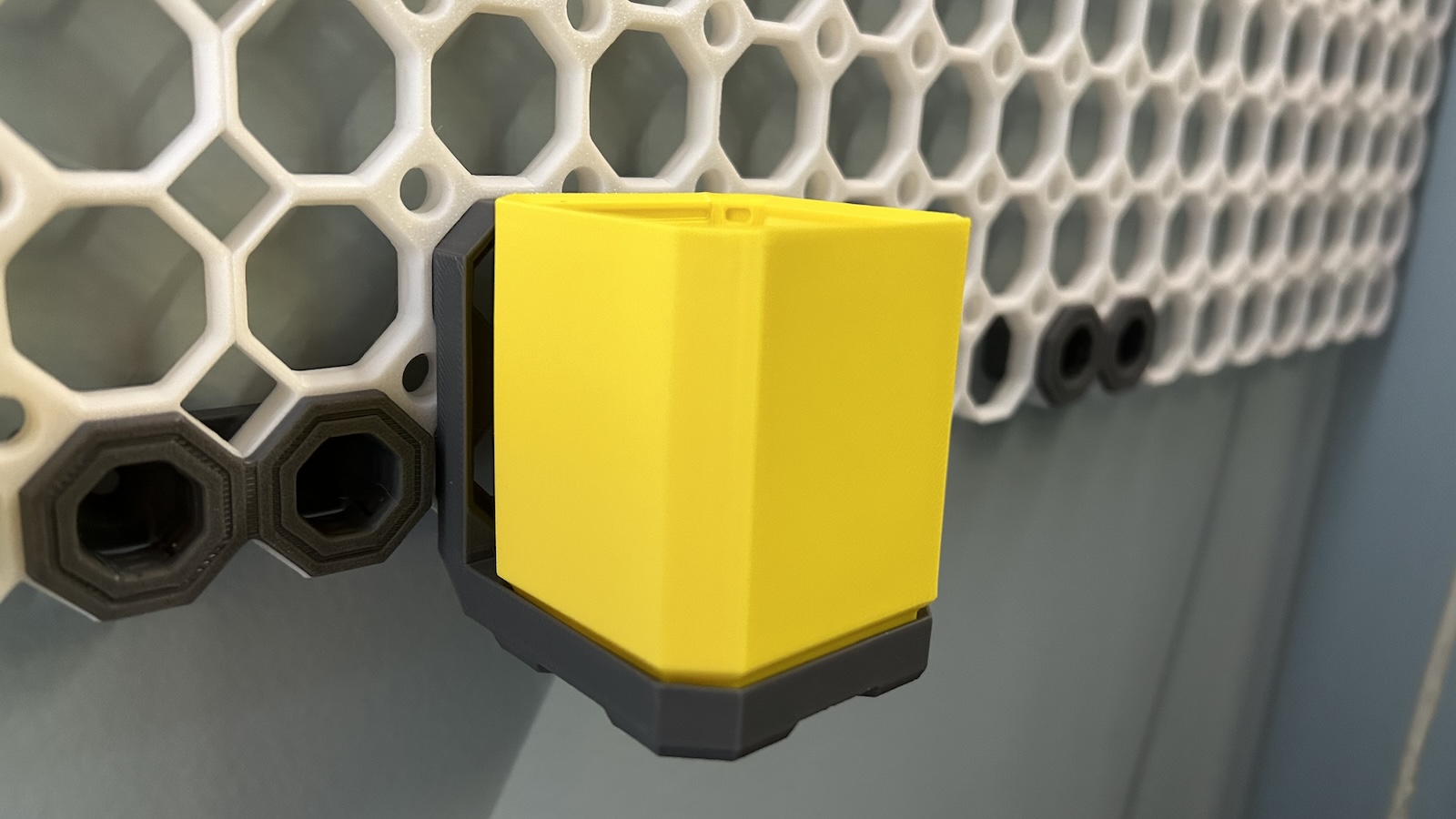 Multigrid bin with angled shelf connector | multiboard