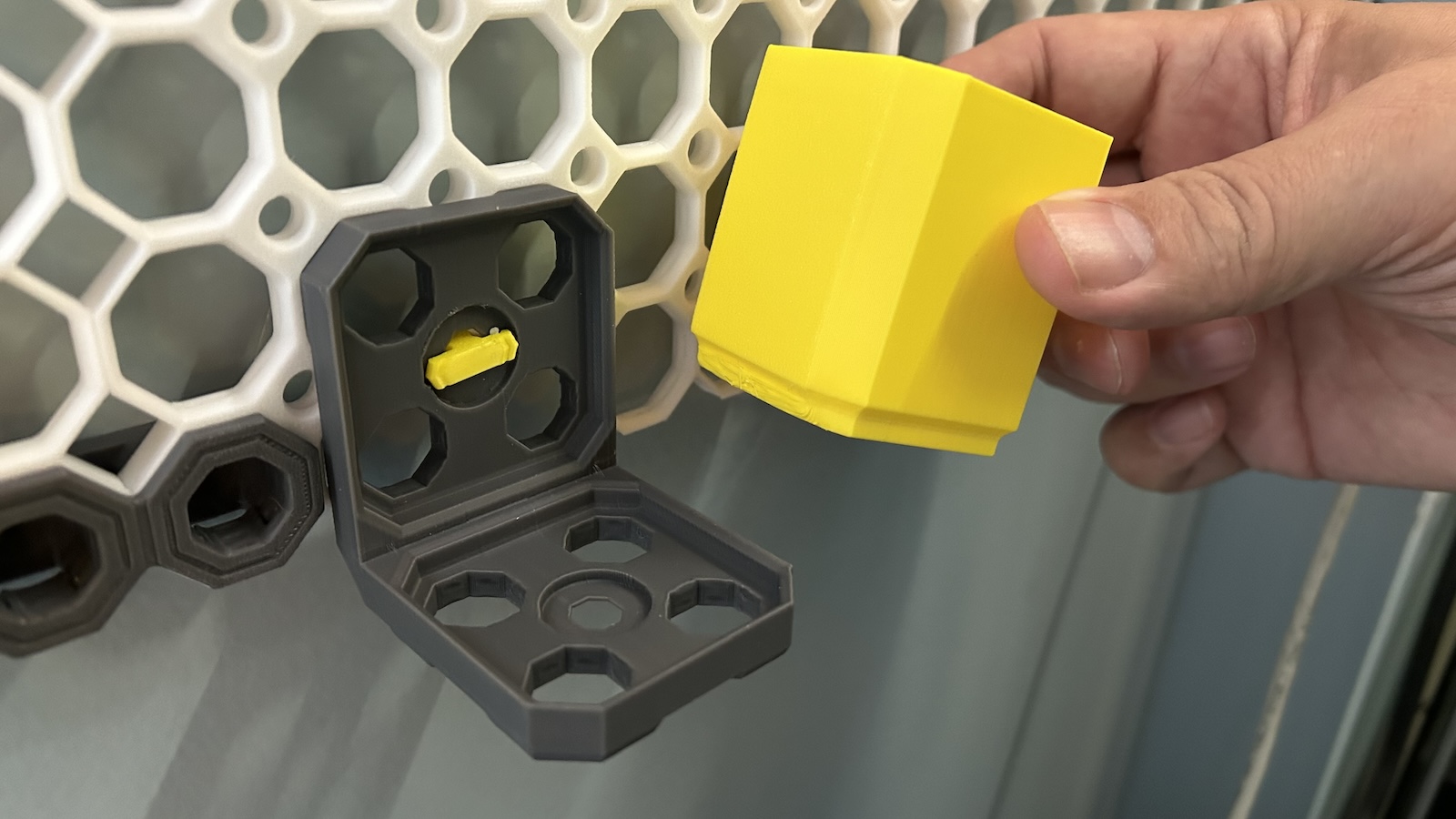 Multigrid bin with angled shelf connector | multiboard